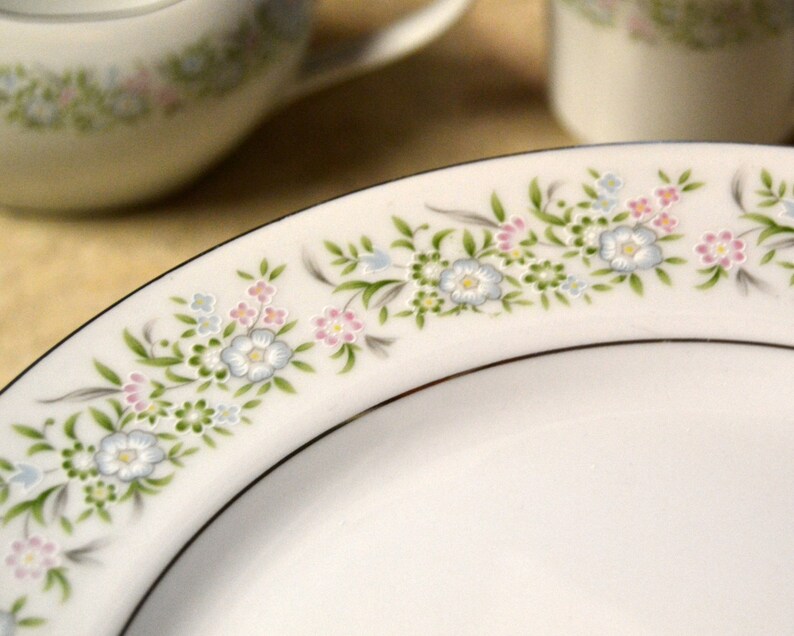 Taihei China Springtime DINNER PLATE Pink and Blue Flowers Green Leaves ...
