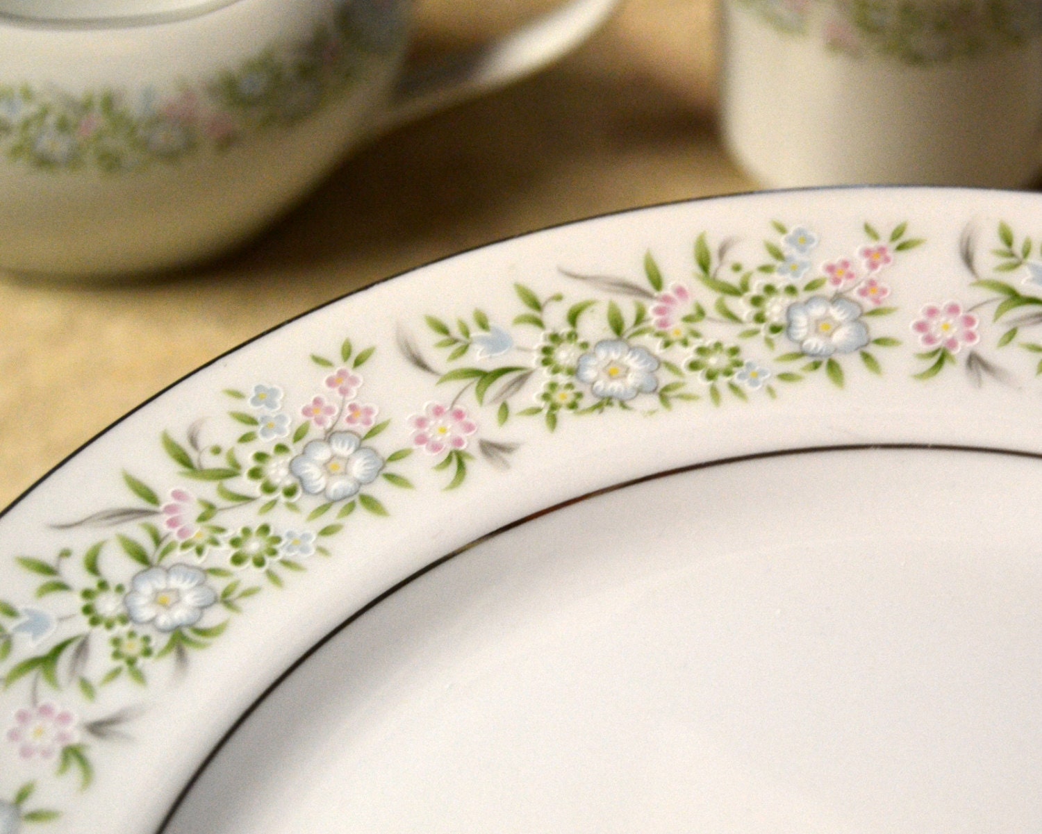 Taihei China Springtime DINNER PLATE Pink and Blue Flowers Green Leaves ...