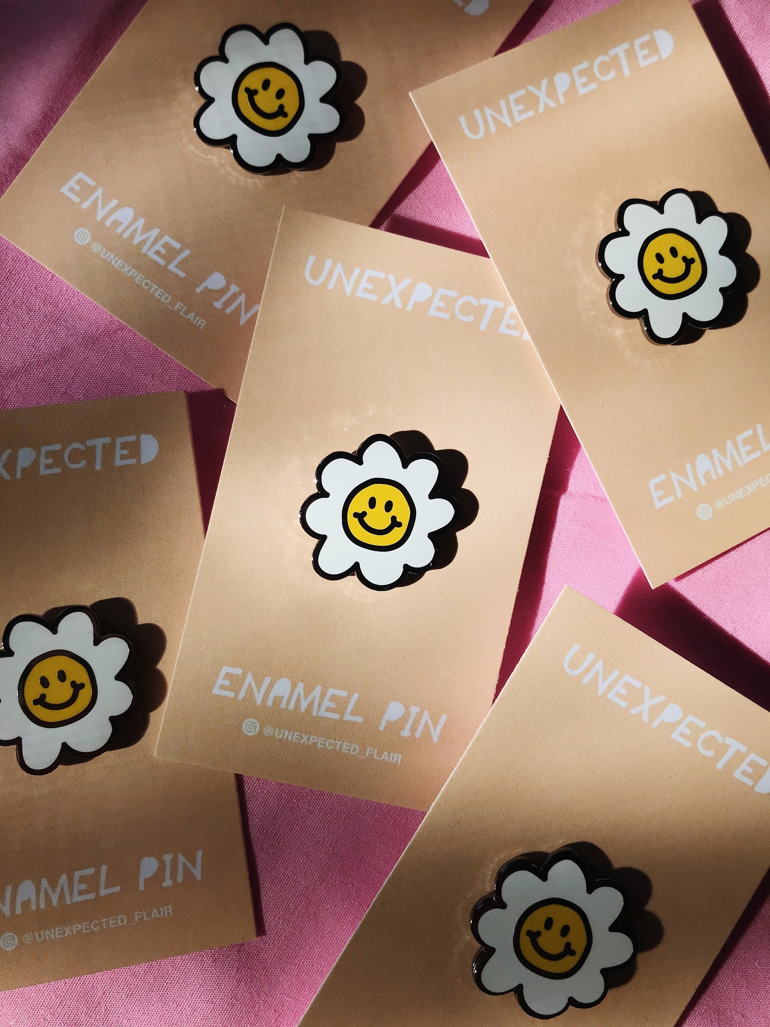 Smiley Face Daisy Flower Enamel Pin - Etsy