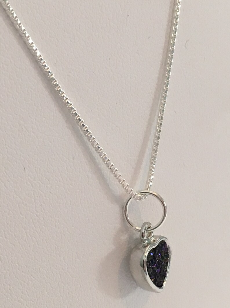 Encanto metálico de índigo crystal Druzy Heart en bisel de acabado ...