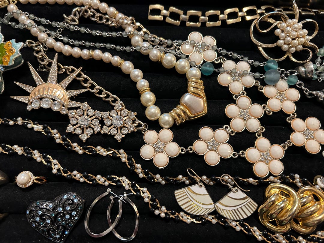 Lot of 20 Pieces of Vintage Jewelry. Mixed Lot in Very Good Pre-owned ...