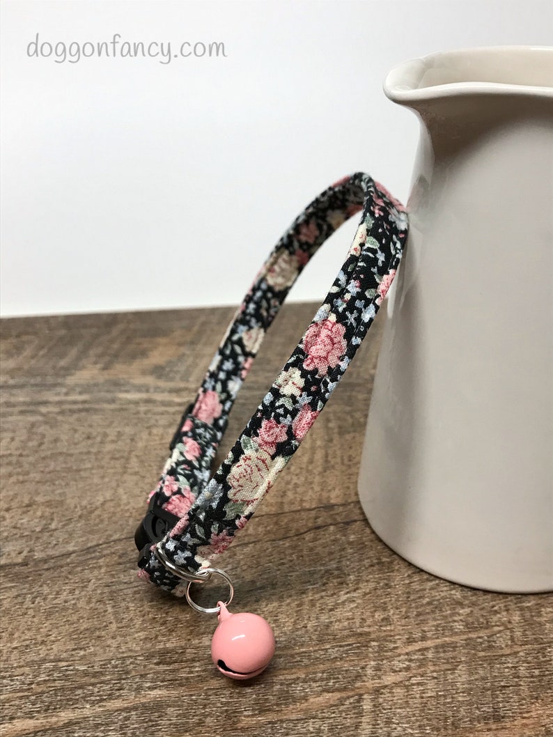 Victorian Romantic Flowers cat collar with feminine oval | Etsy