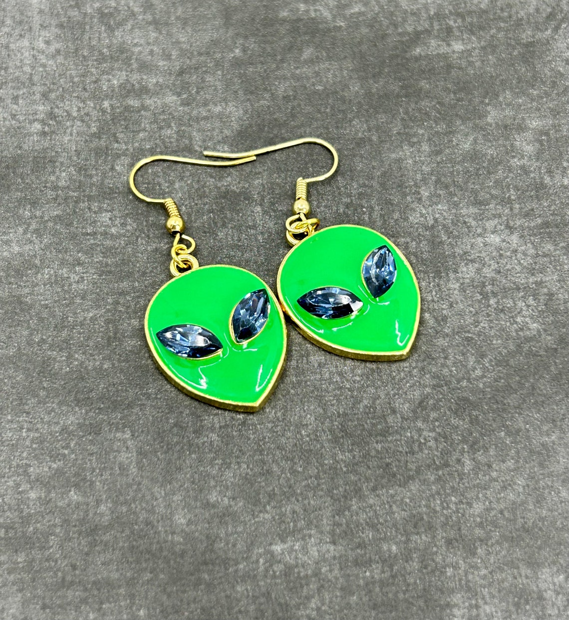 Unique Gold Tone Slime Green Enamel Alien Head With Black Eyes With ...