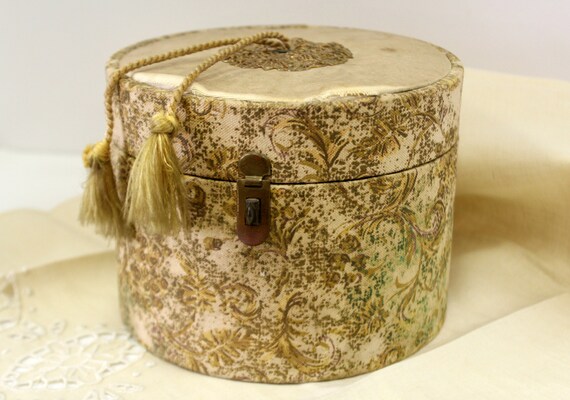 Antique Victorian Collar Box With A Package of Van He… - Gem