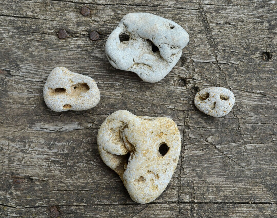 Caras de piedra con agujeros naturales, decoración del hogar primitiva ...