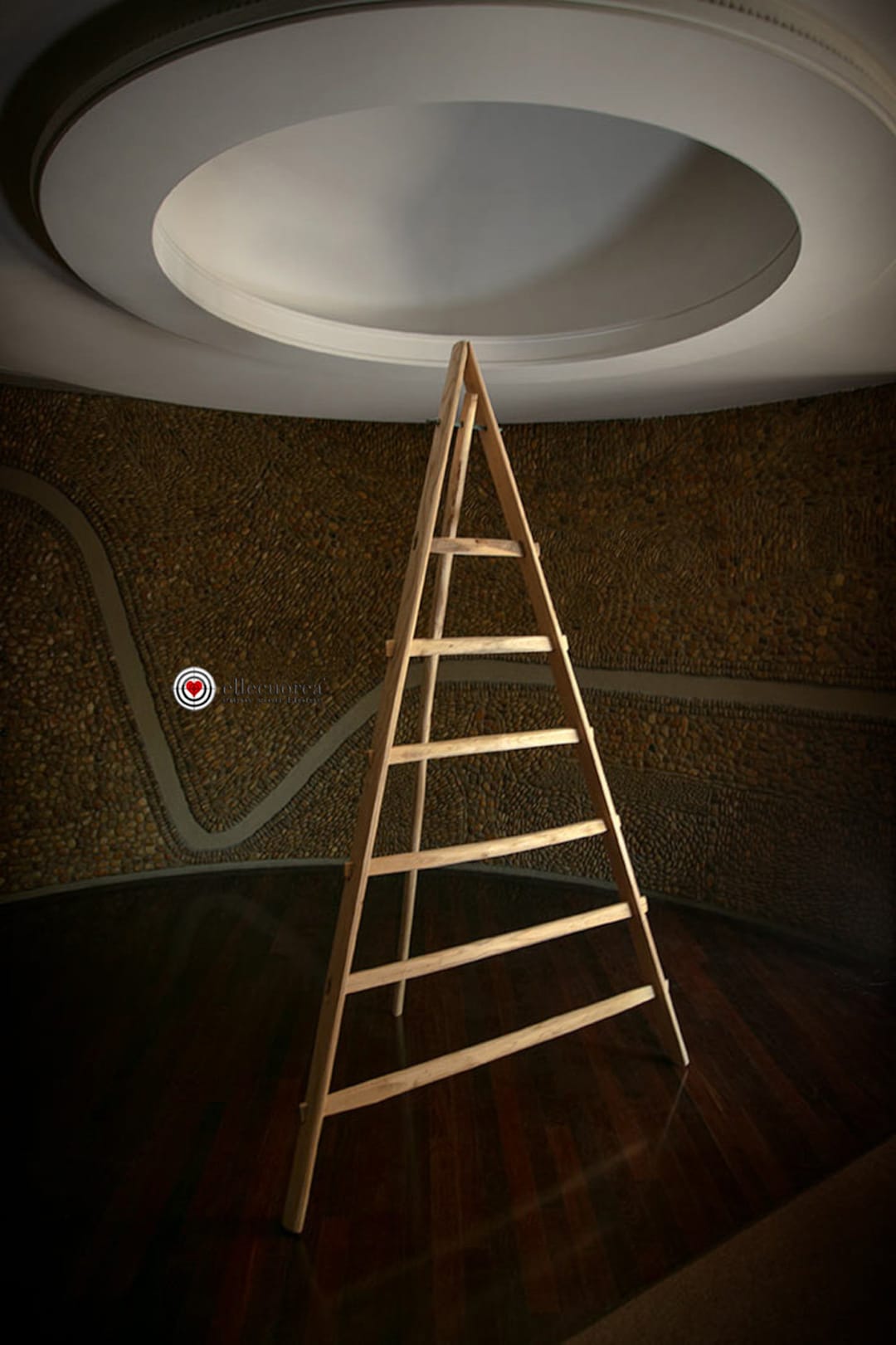 Escalera de trípode de madera maciza con acabado natural rústico ...