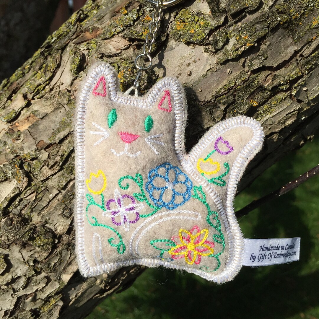 Cat stuffie keychain Grey felt cat key ring Personalized - Etsy.de