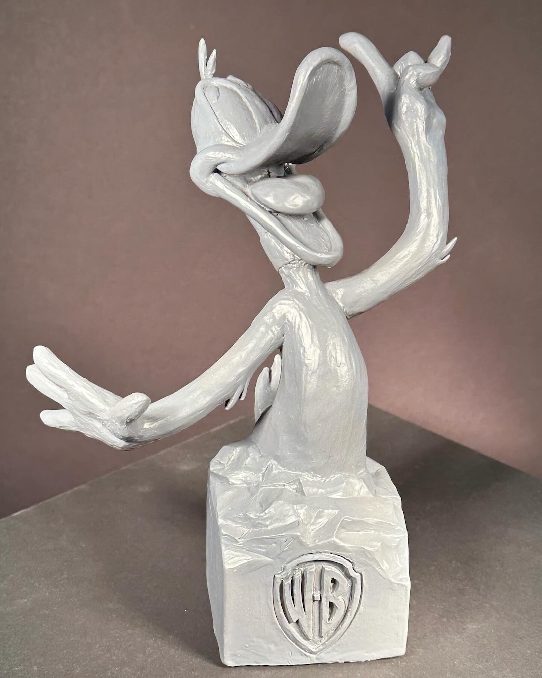 Maqueta de animación de edición limitada del Pato Lucas esculpida a ...