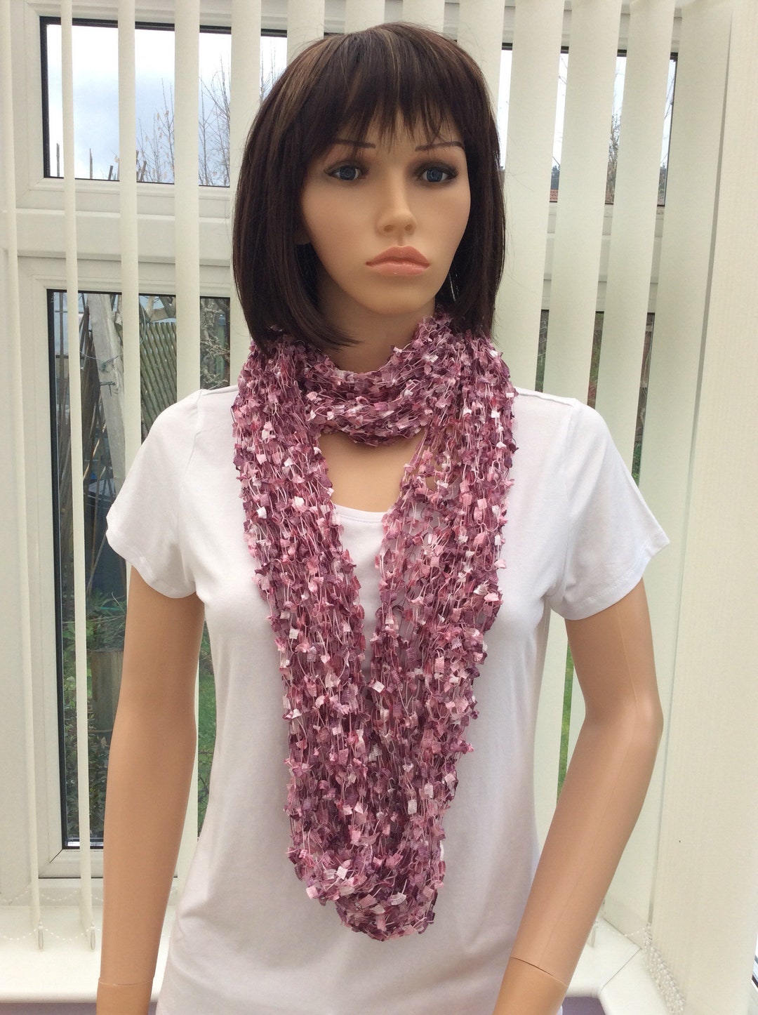 Bonita bufanda infinita rosa, lo suficientemente ancha como para ...