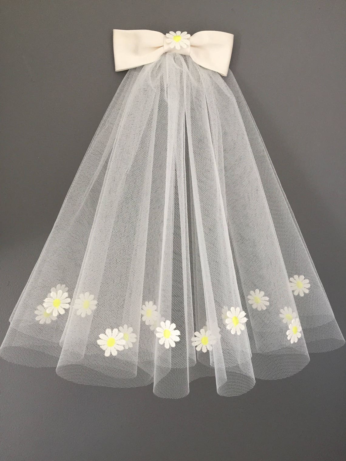 Daisy veil Short 60s Inspired veil | Etsy