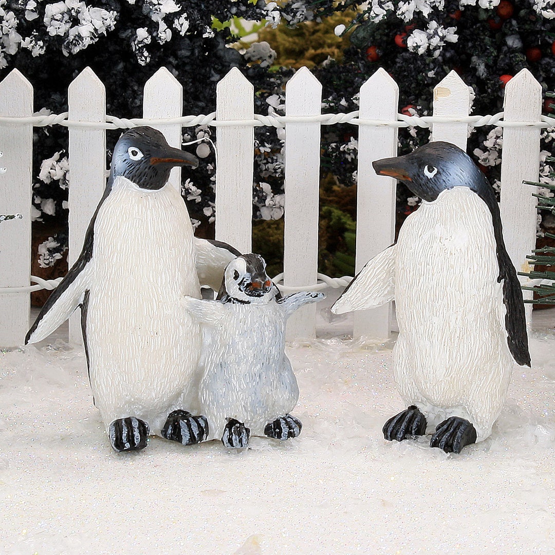 La familia Penguin, familia de pingüinos en miniatura, mamá, bebé, papá ...