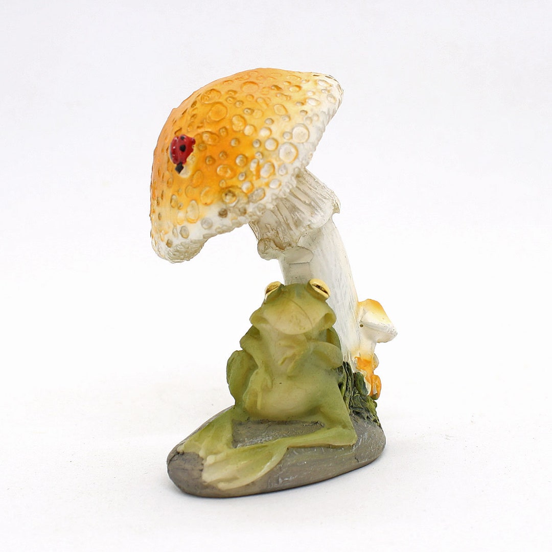 Toadstool With Frog, Chilling Frog, Miniature Toadstool With Sleeping ...