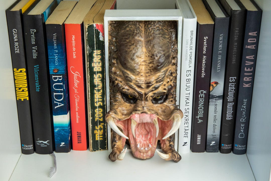 Predator, Jungle Hunter, Yautja Bio-mask Bookend - Book Nook & Wall ...