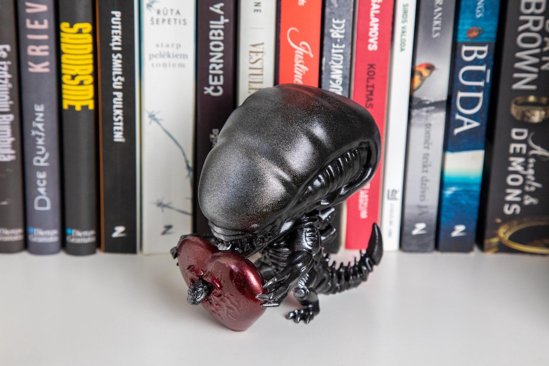 Romantic, Stylized Xenomorph With Red Heart Statue - Unique Sci-fi Gift ...