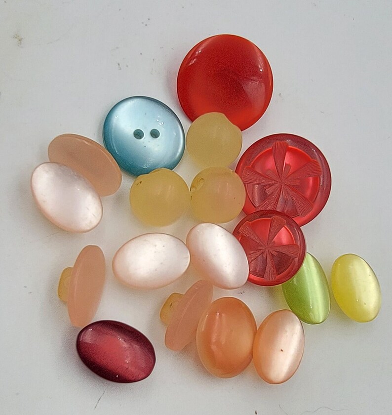 18 Vintage Buttons, Bright Colors, Moonglow, Vintage Plastic, Mid ...