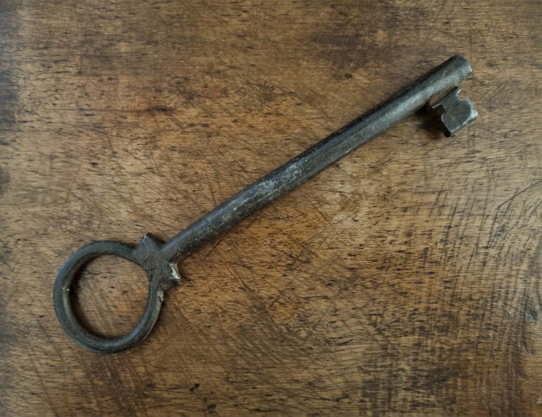 Large Antique Handwrought Key - Etsy Sweden