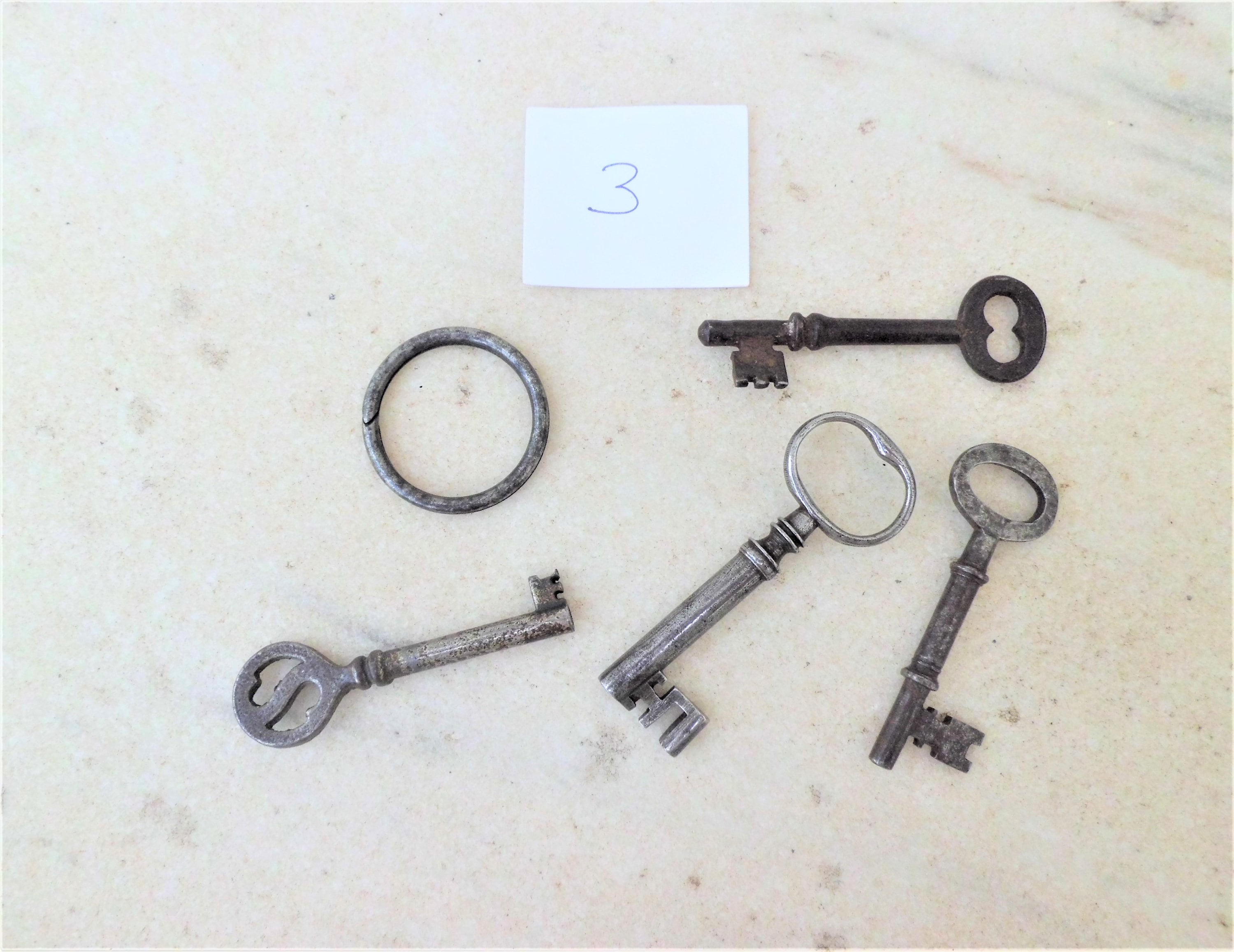 4 Small Keys Vintage and Antique and 1 Small Vintage Key Ring - Ref TK ...