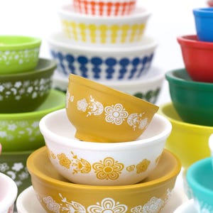 Miniature Pyrex-inspired Mixing Bowls – Stackable Retro Kitchen Display ...