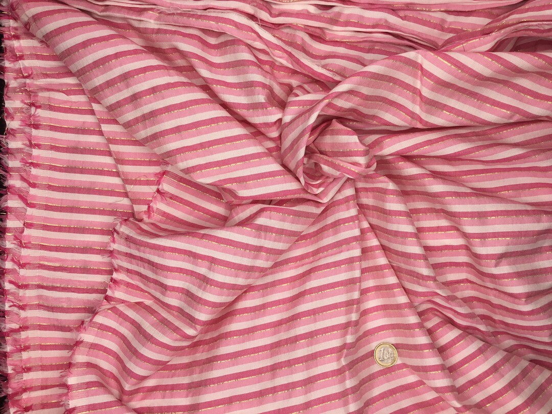 Tissu voile de coton tisse avec des fils dorés. Fabriqué a la main en ...