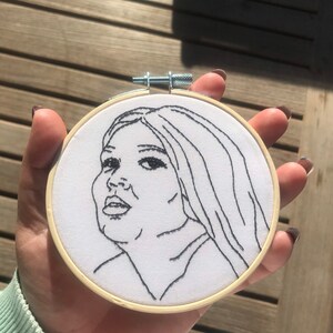 Lizzo | Little Line Art Portrait | 4" Embroidery Hoop - Etsy