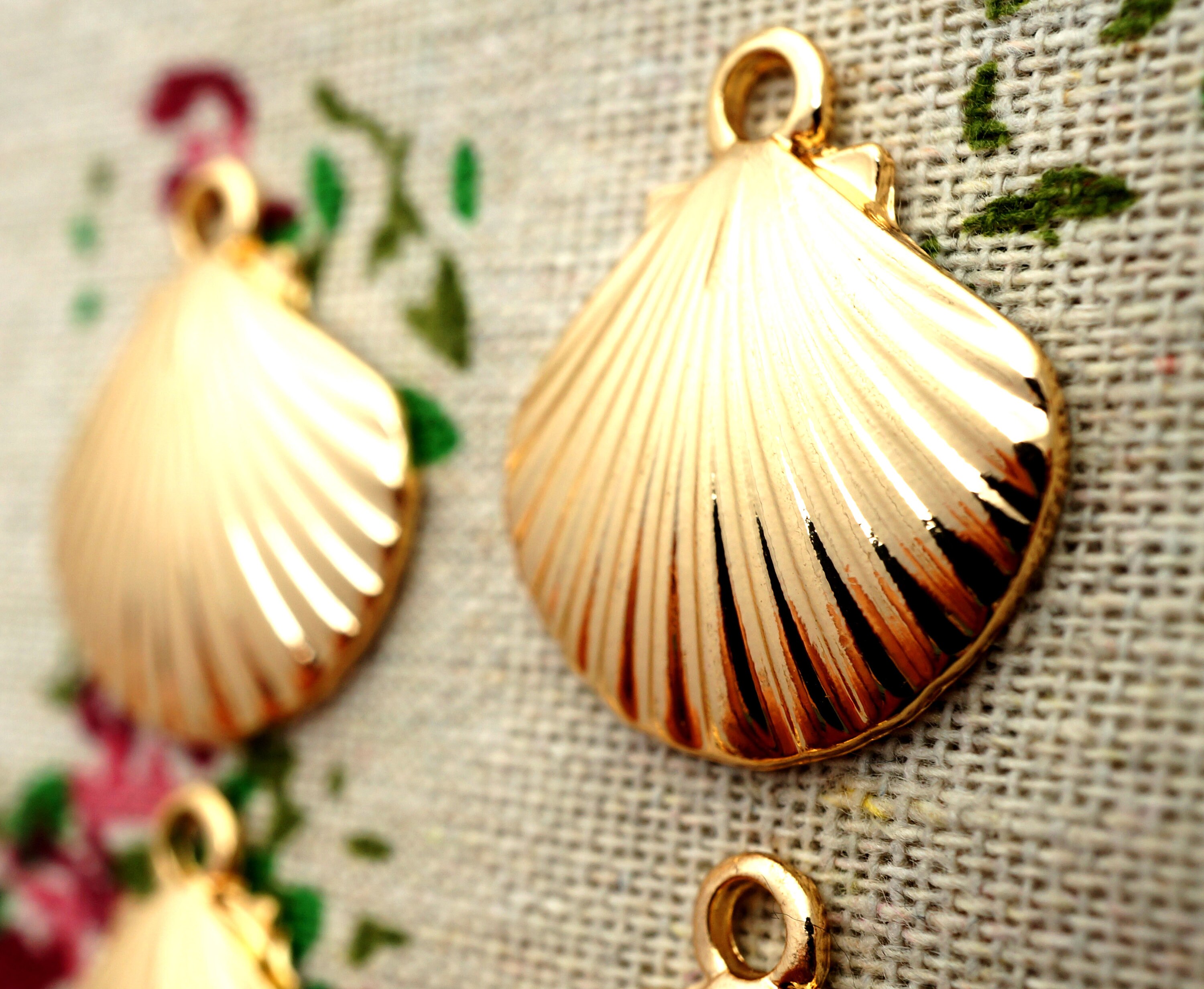 Shell charm gold pendant charm jewellery supplies C1326 | Etsy