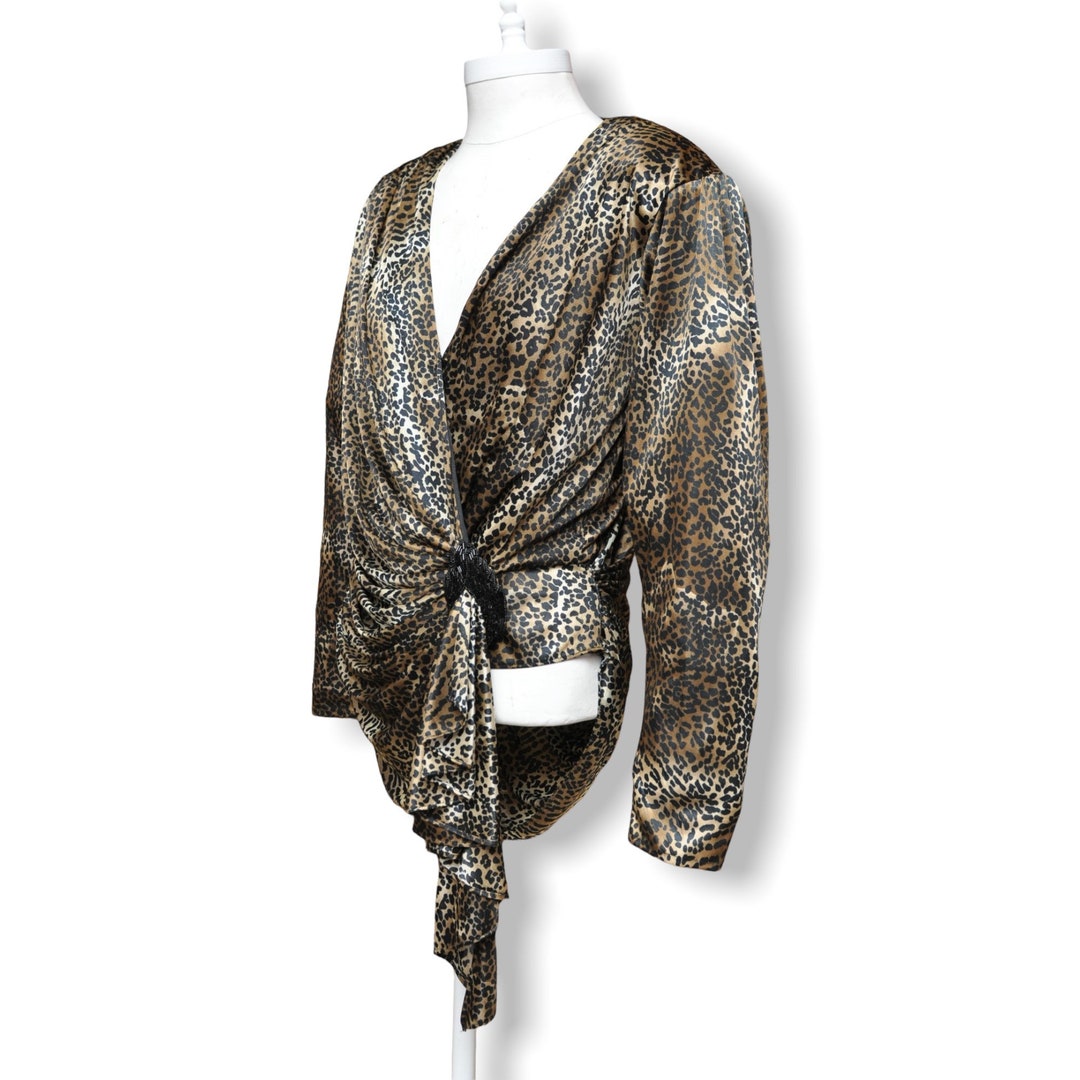 70er Jahre Leopard Print Bluse mit Perlen Akzent Asymmetrische Kreuz ...