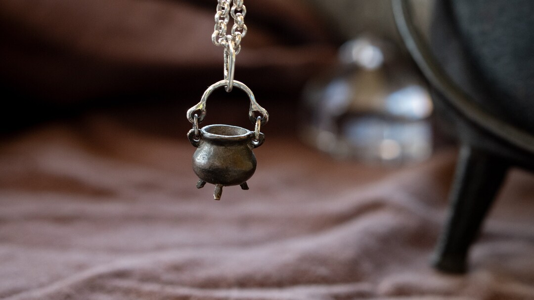 Cauldron Witchy Miniature Pendant in Bronze - Brew Herbs Potion Amulett ...