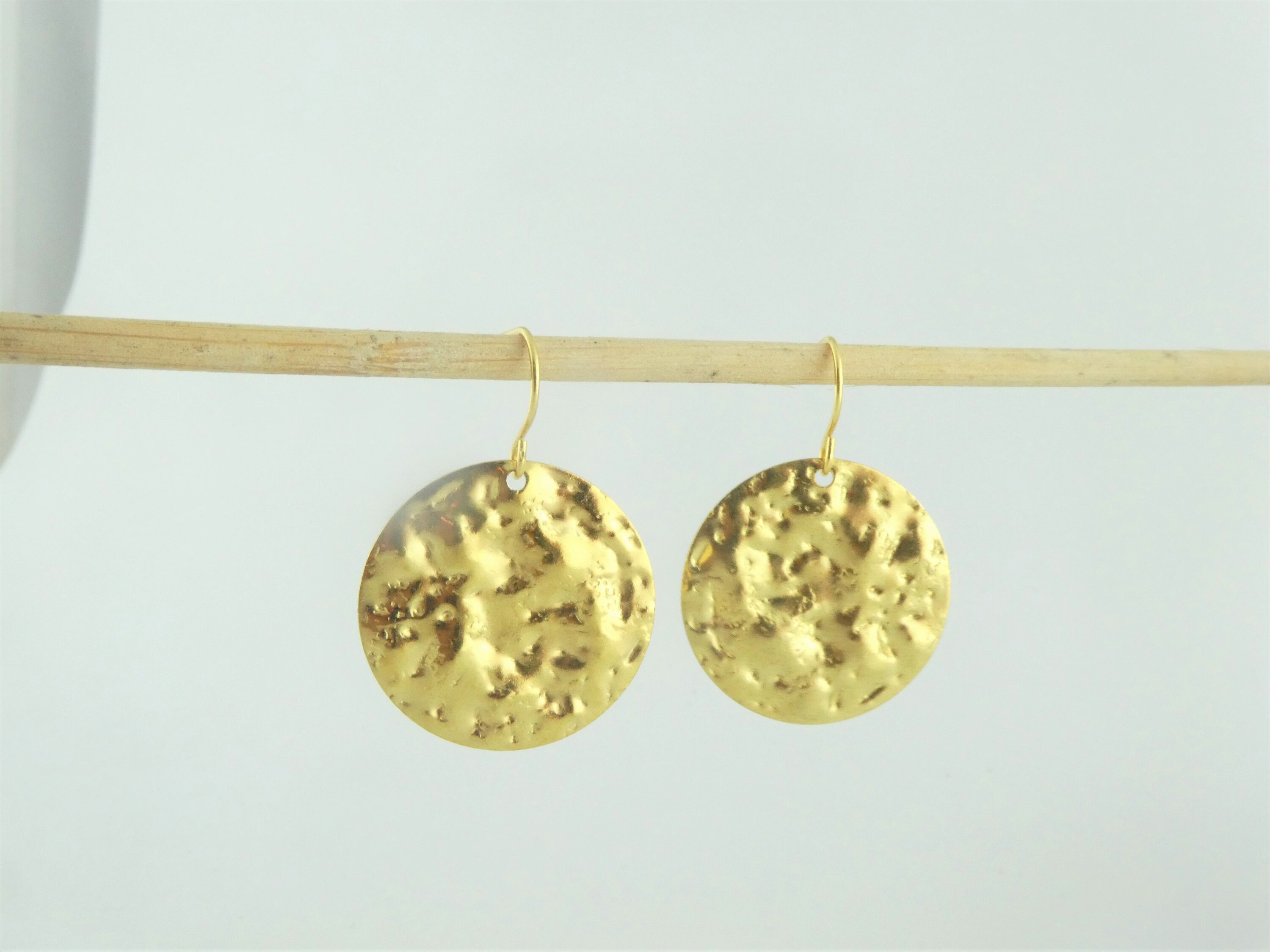 Ohrringe Ohrhänger gold Plättchen gehämmert rund 24mm | Etsy