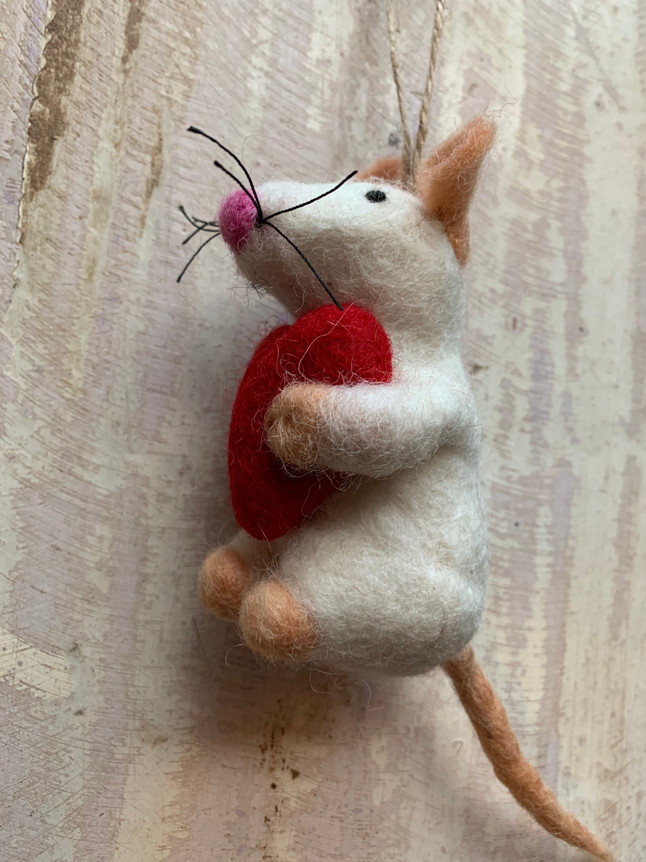 FELT MOUSE Holding a HEART/Handfelted Wool Mouse | Etsy