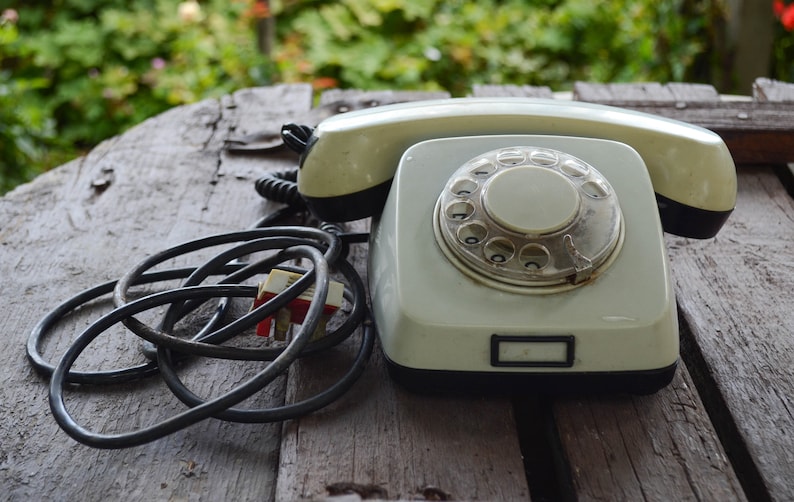 Vintage weißes Telefon mit Wählscheibe, 1980er Jahre bulgarisches ...