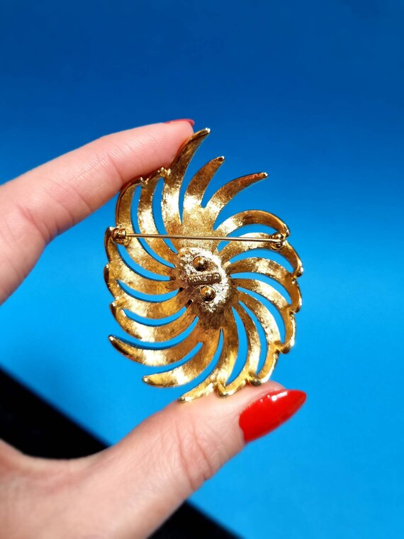 Monet, 60s vintage gold plated floral swirl brooch - Gem