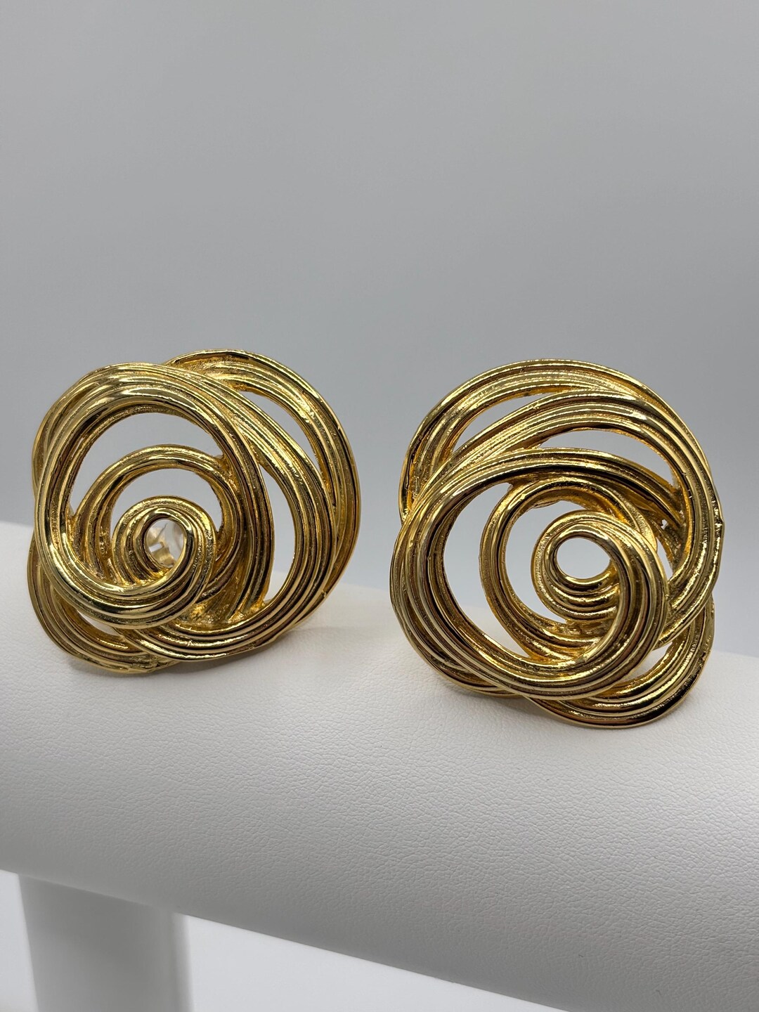 Oréna Paris, 80s Vintage Gold Plated Floral Clip on Earrings - Etsy