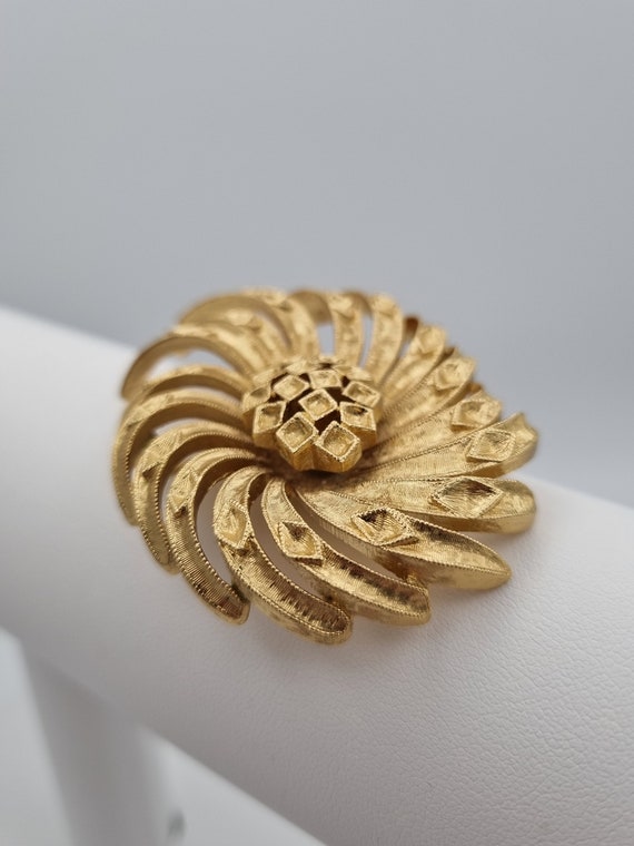 Monet, 60s vintage gold plated floral swirl brooch - Gem