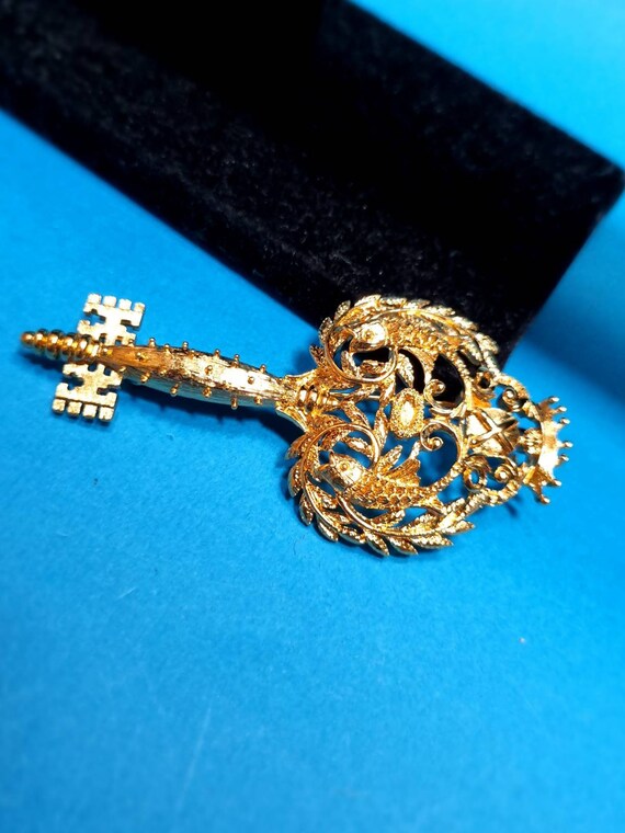 Monet, 60s vintage gold plated key brooch / pendant - Gem