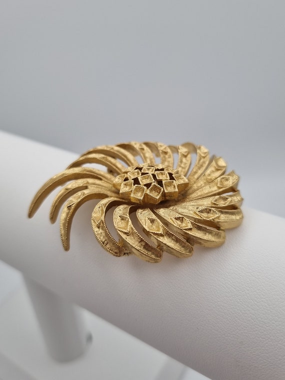Monet, 60s vintage gold plated floral swirl brooch - Gem