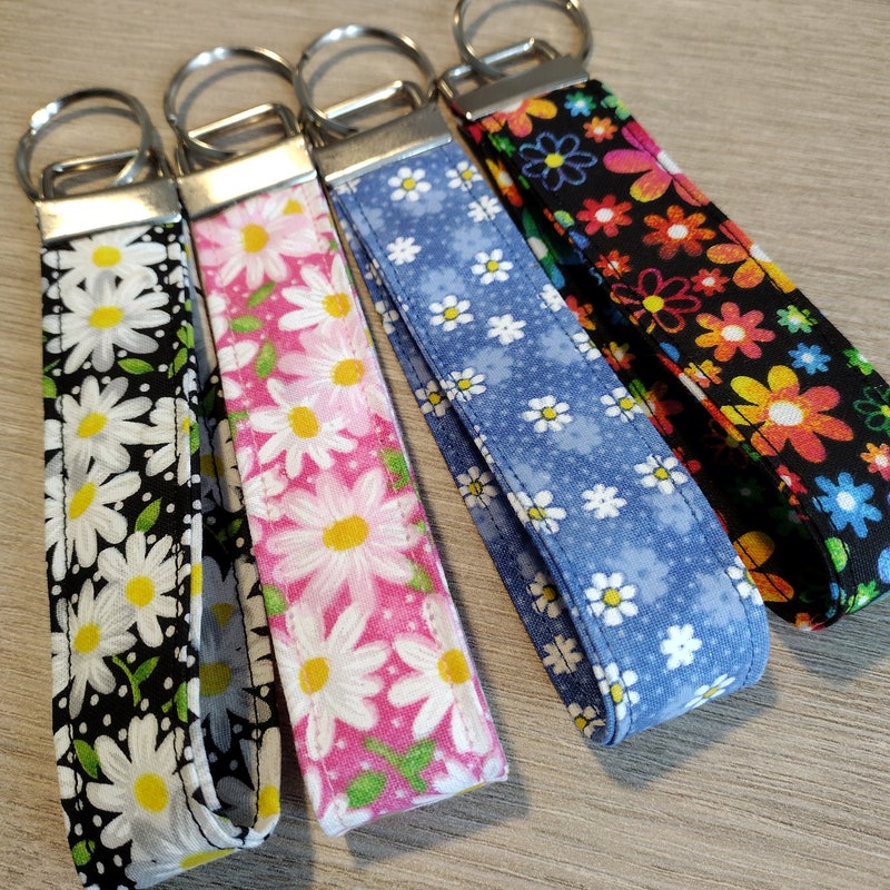 Daisy Keychain - Etsy