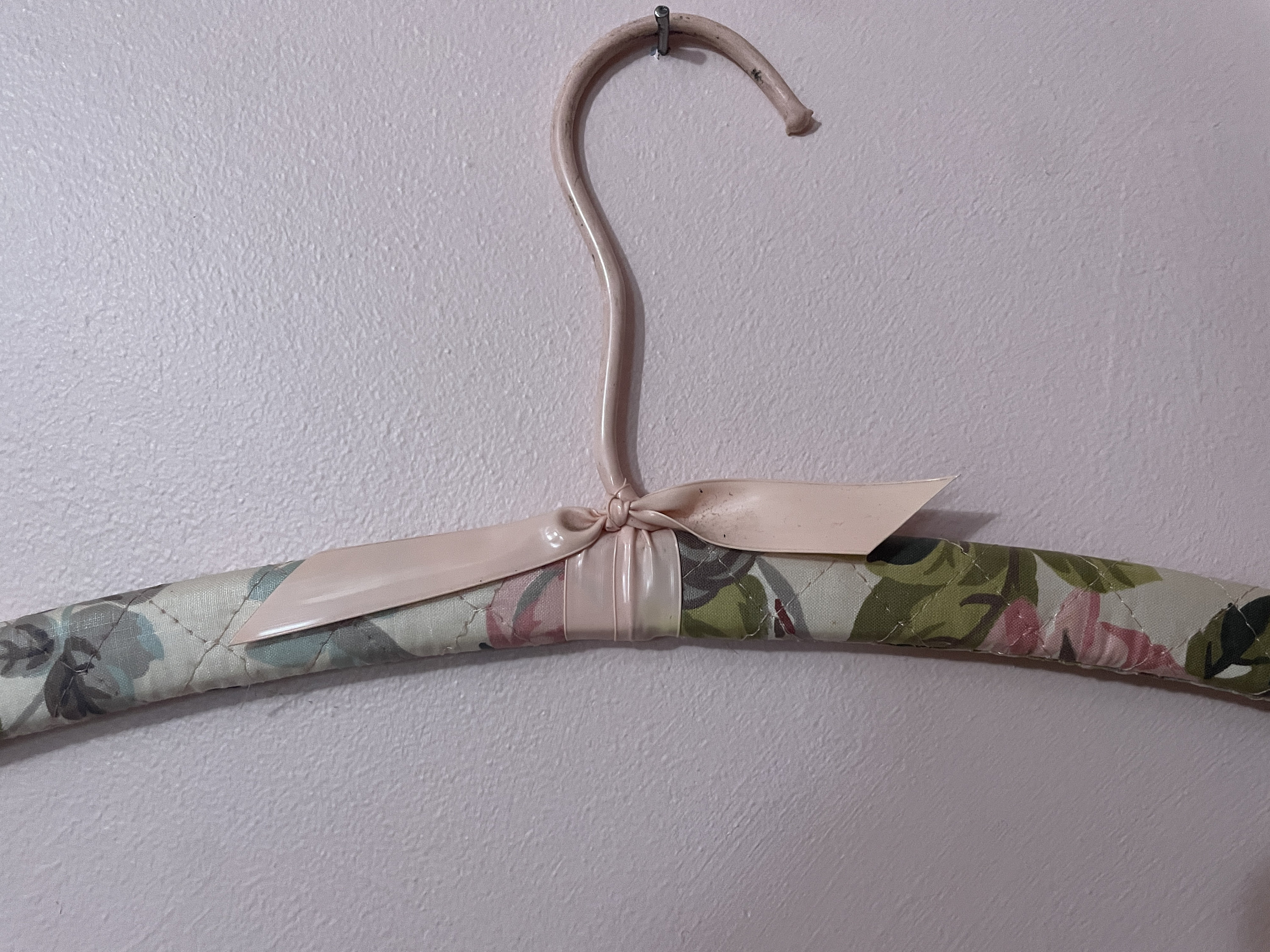 Set of 4 Shabby Chic Vintage Clothes Hanger Hangar Quilted Roses Pink ...