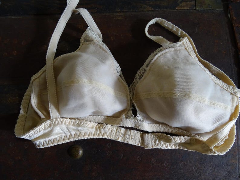 Vintage 1970's Beige Cream Classic Nylon & Lace Trim Bra - Light ...