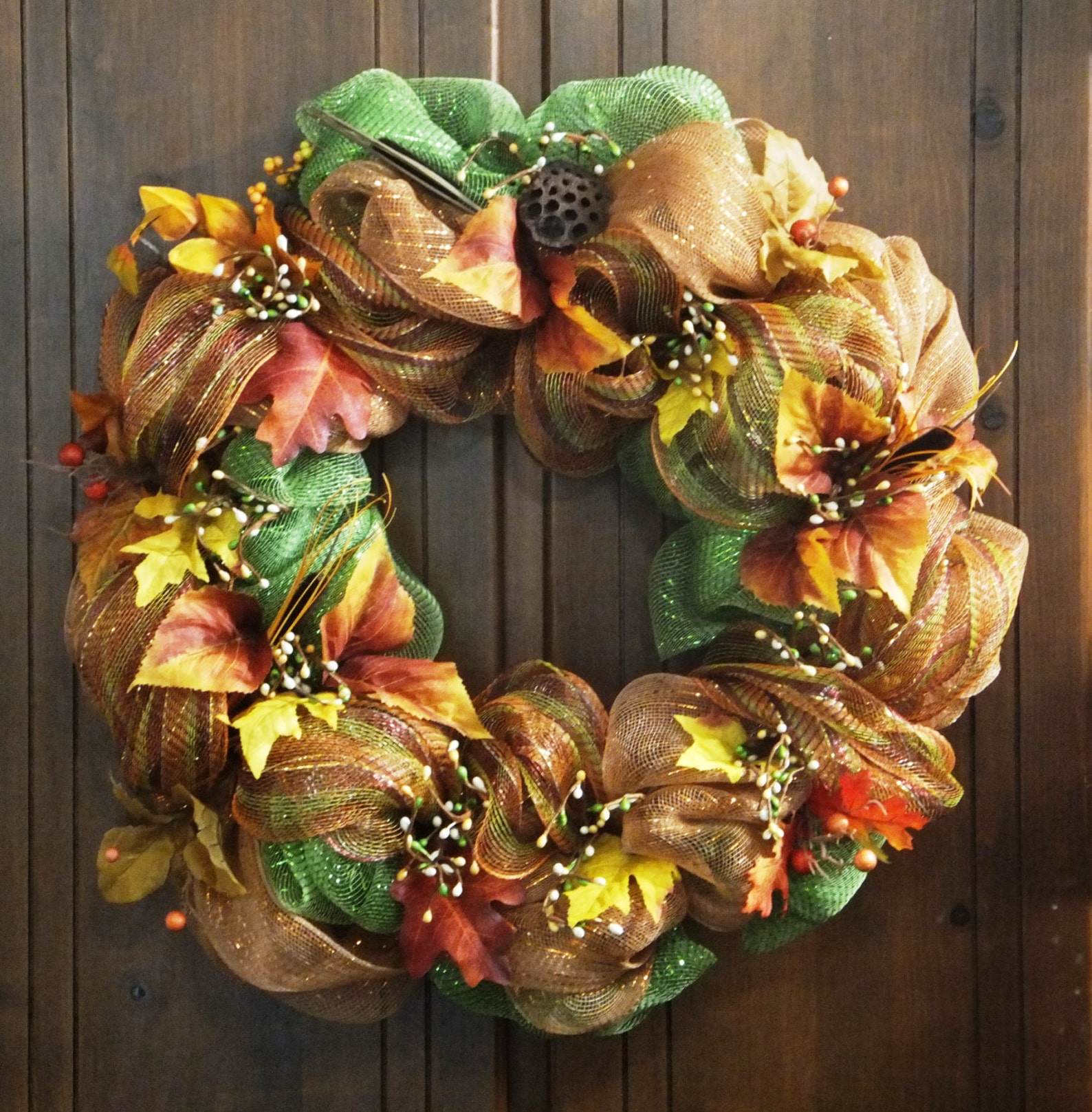 Coronas de otoño-otoño con hojas de otoño, coletas, bayas y corona de ...