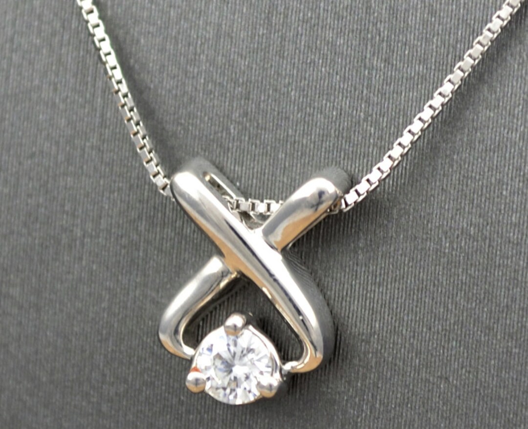 14K Gold Lab Grown Diamond Kiss Pendant Necklace (.015ct) - Etsy