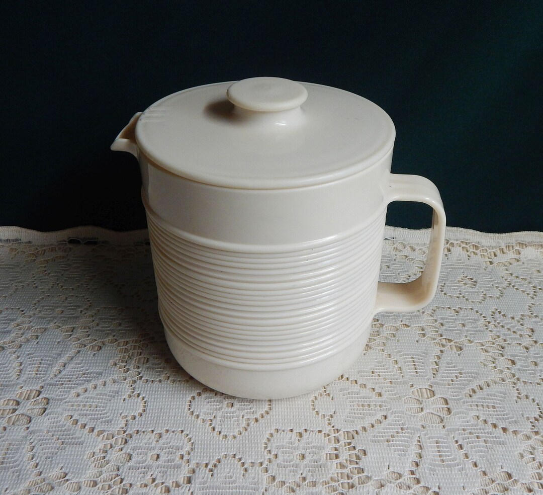 Rubbermaid Beige Pitcher - 1.5 Qt Rubbermaid #2677 Ribbed Beverage ...