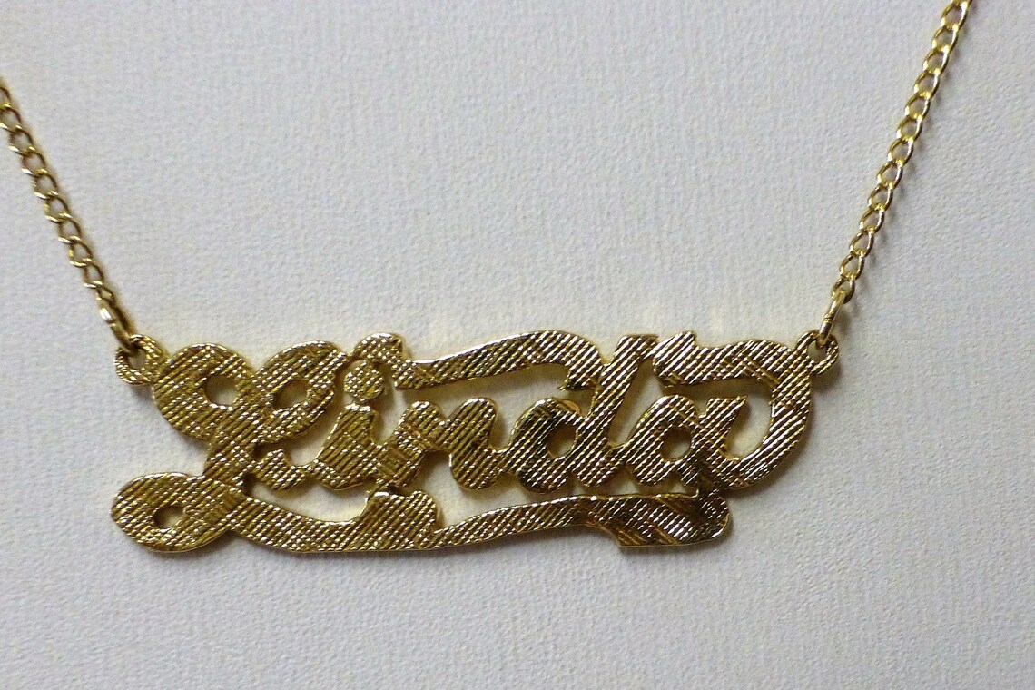 14kt Yellow Gold 17 LINDA Script Name Plate Necklace - Etsy