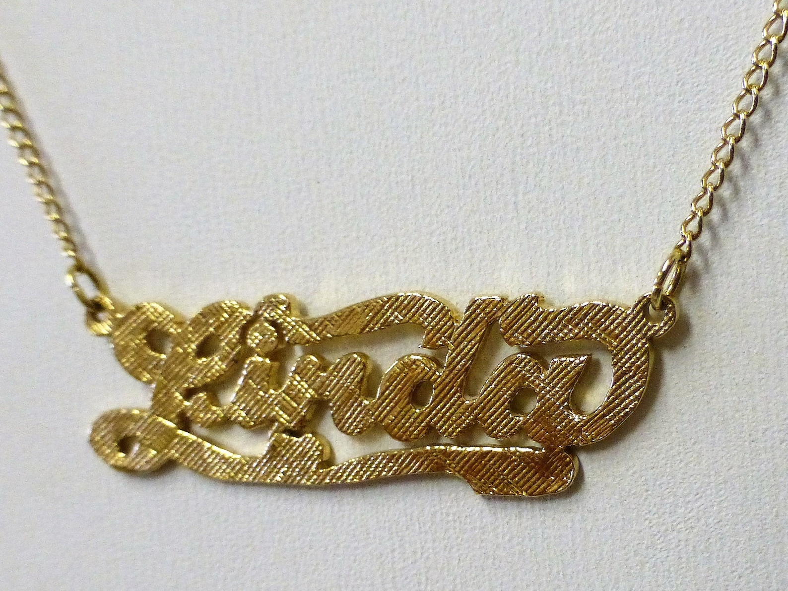 14kt Yellow Gold 17 LINDA Script Name Plate Necklace - Etsy