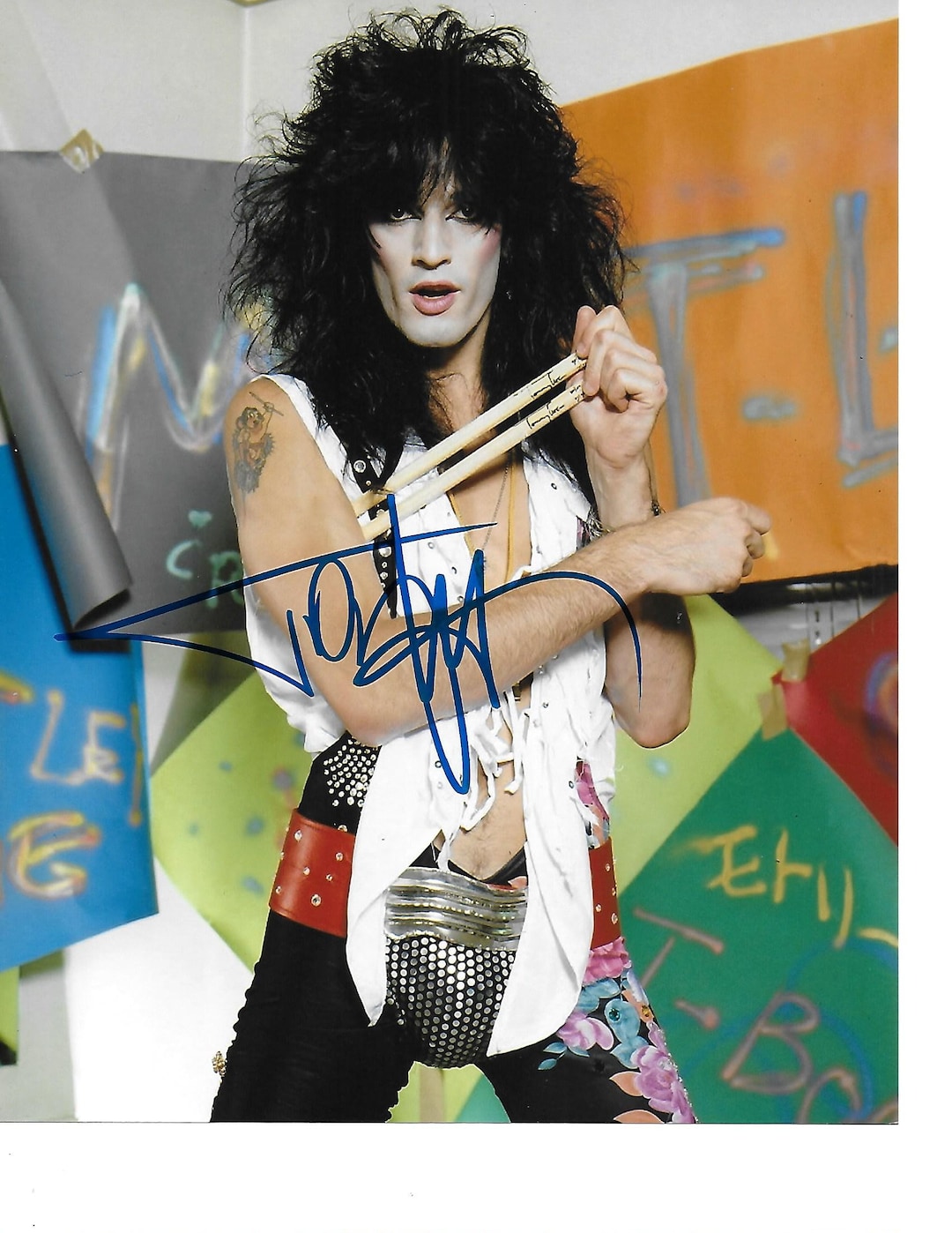 Rocker Musician and Singer TOMMY LEE Awesome Signed 8x10 Great Looking ...