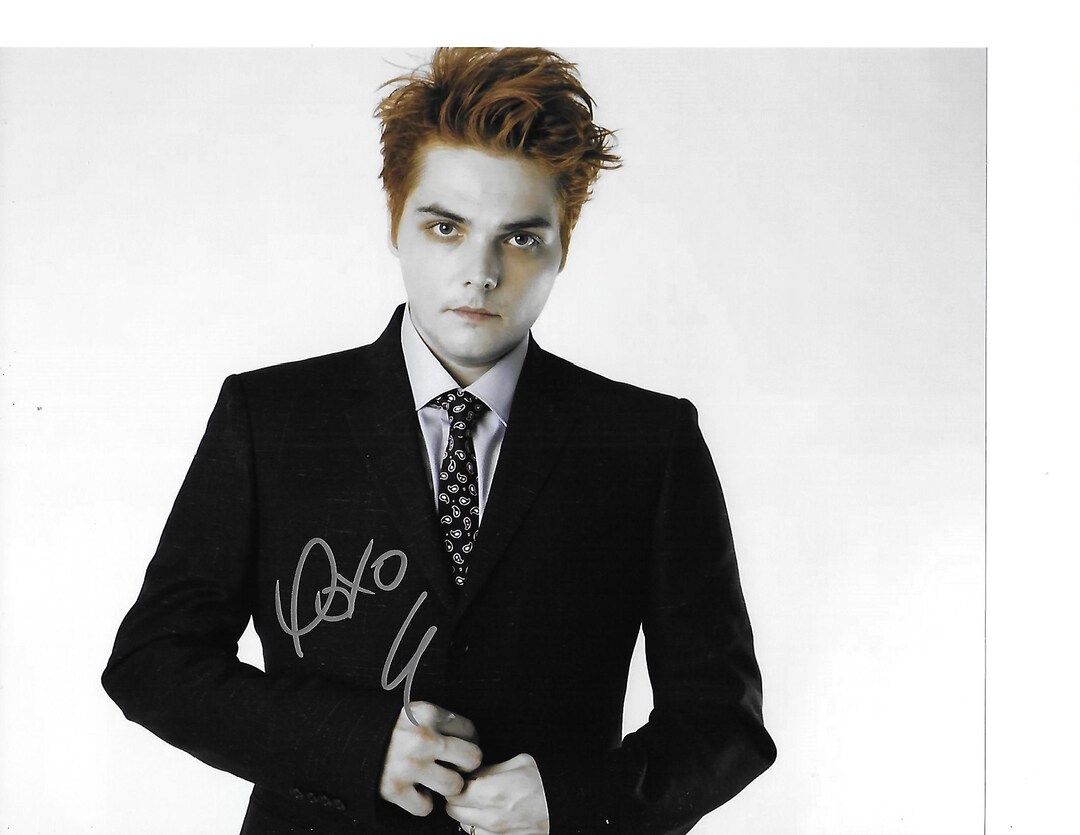 Singer Songwriter and Band Frontman GERARD WAY Signed Posed 8x10 ...