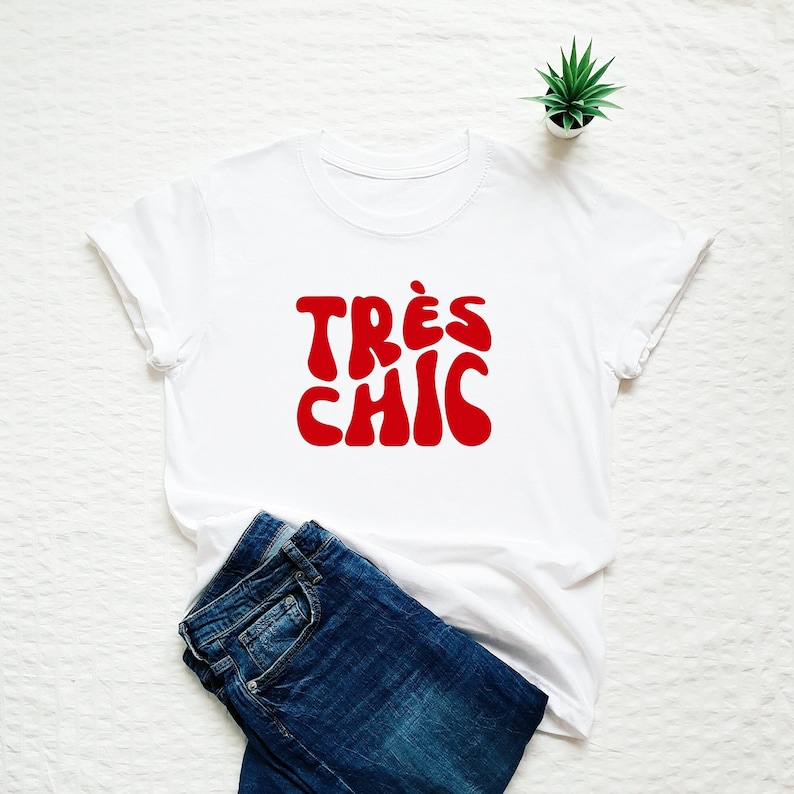 Tres Chic Shirt French Shirt Wavy Text Shirt Très Chic - Etsy