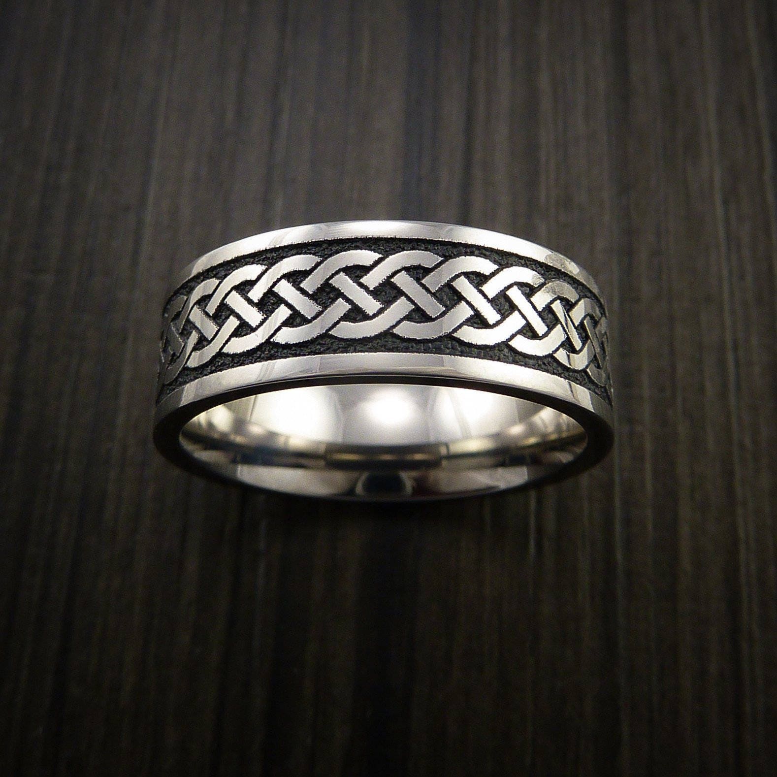 Anillo de nudo irlandés celta de titanio banda tallada | Etsy