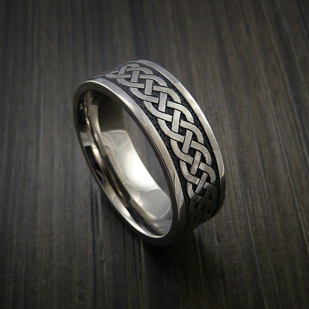 Anillo de nudo irlandés celta de titanio banda tallada - Etsy España