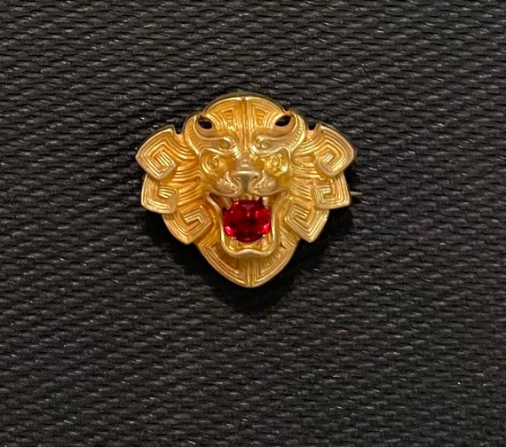 Nouveau PS CO Lion Head Watch Pin Plainville Stock Go… - Gem