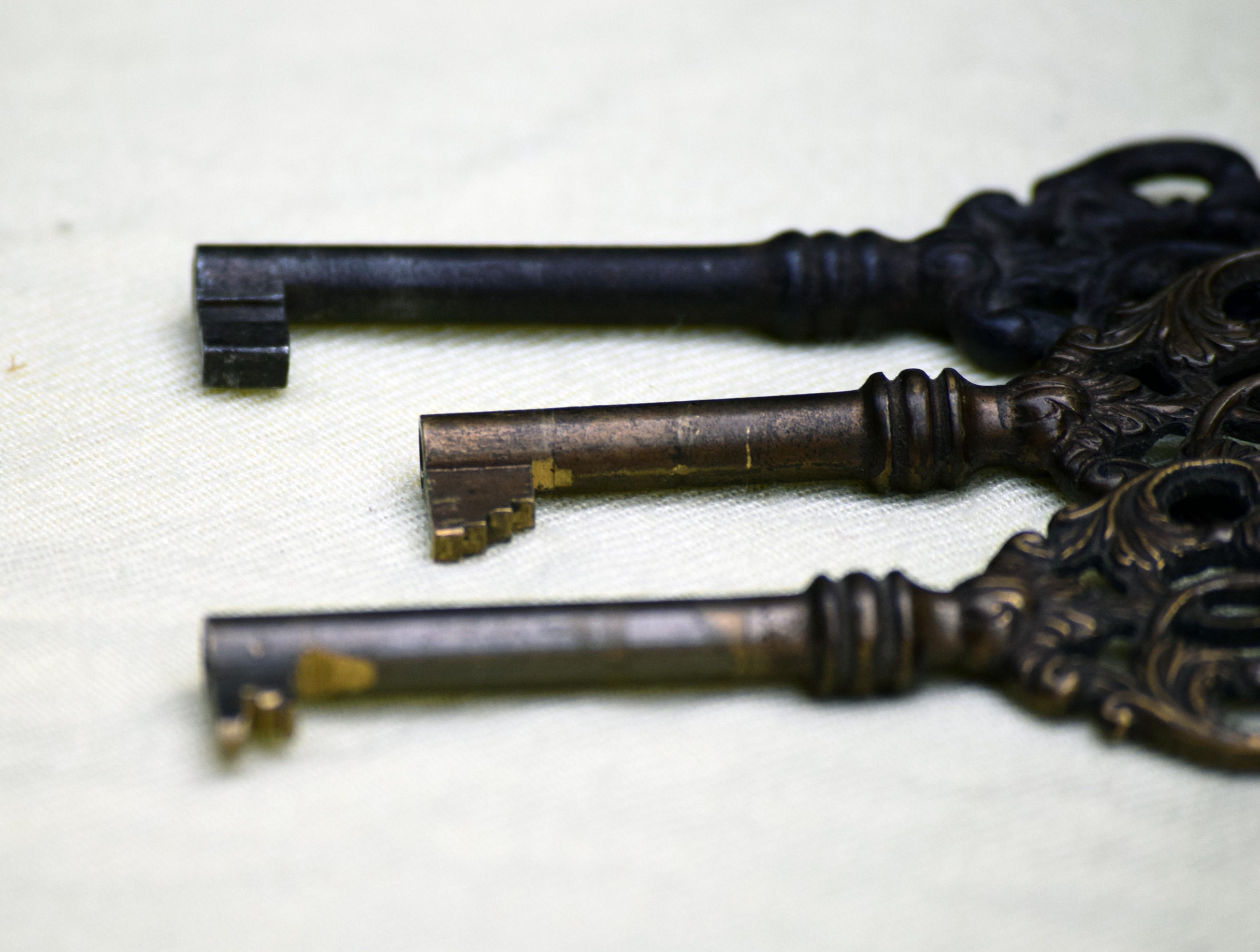 Antique keys Bronze keys Vintage keys Set of three bronze | Etsy